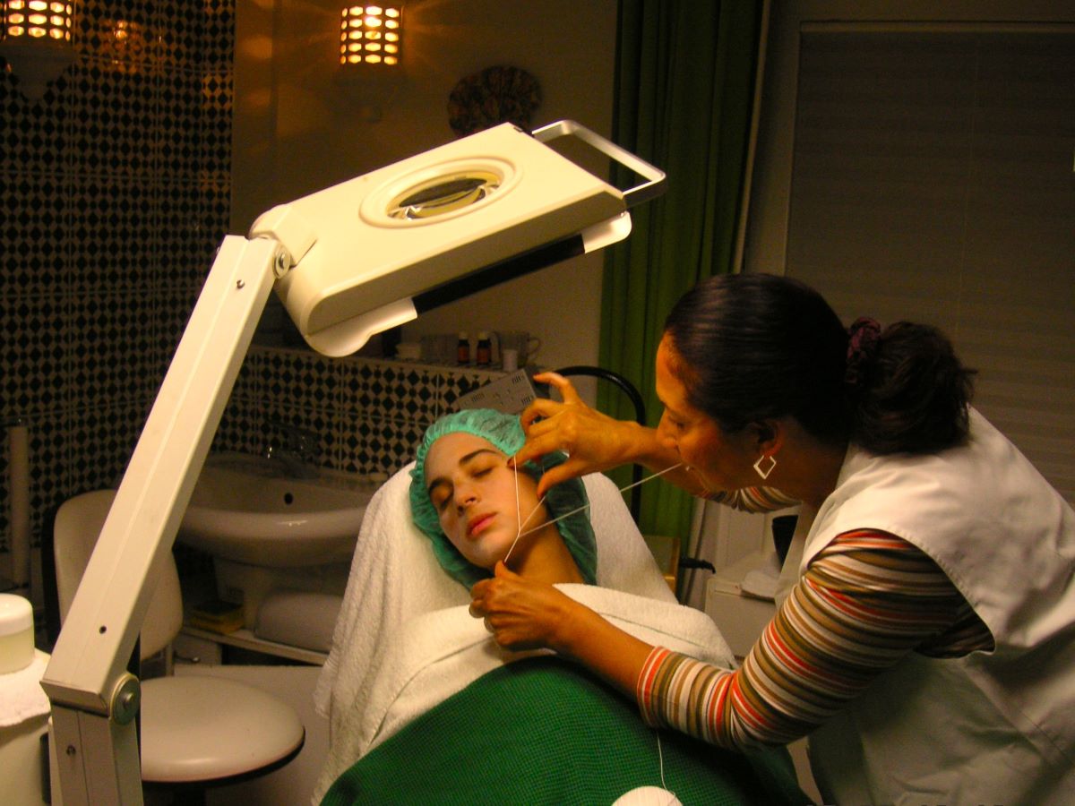 Haarentfernung mit Faden - Naturkosmetikstudio Dalal Amerang